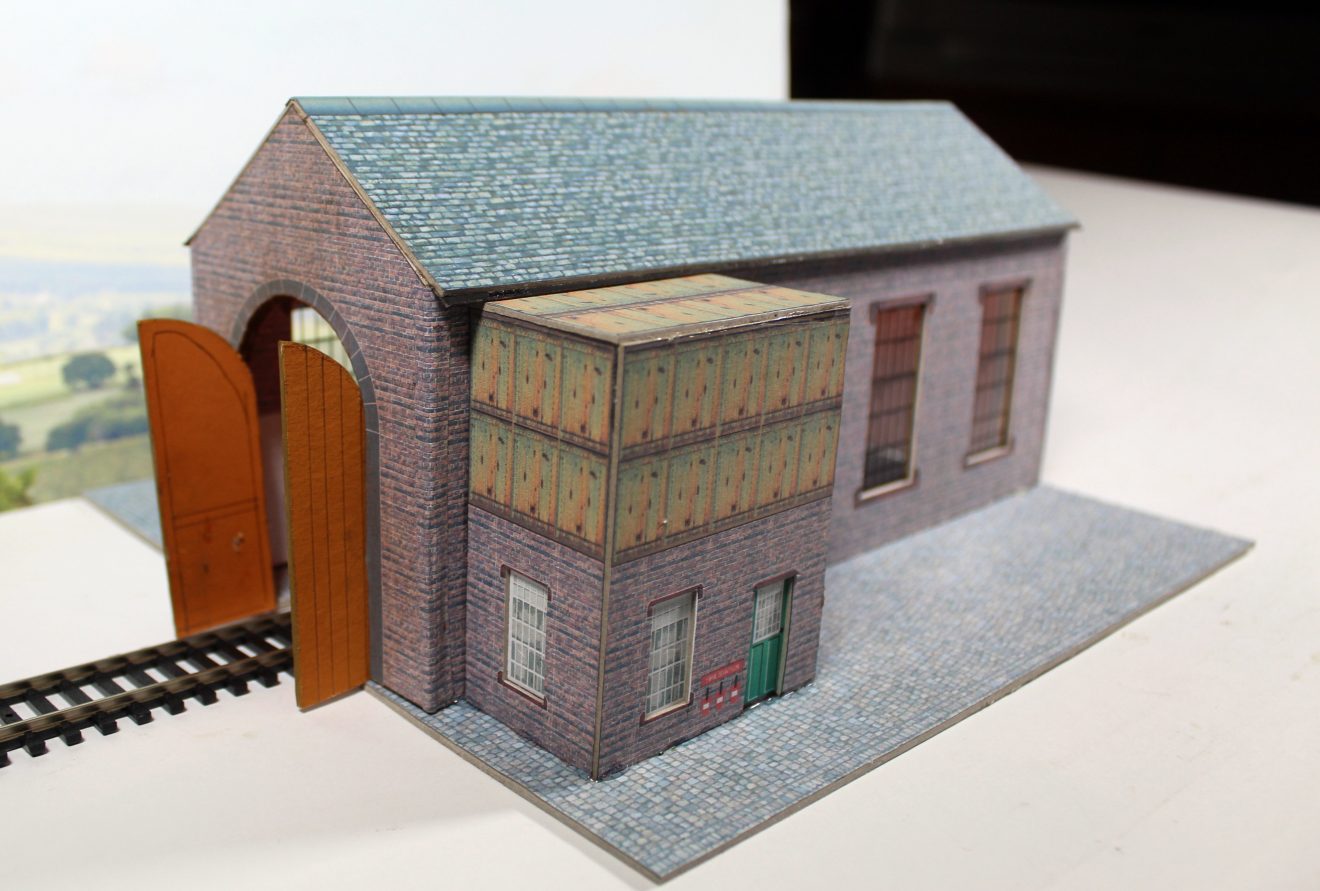 Illuminated, 00 scale Single Road engine shed, Lit, Ready Made Building ...