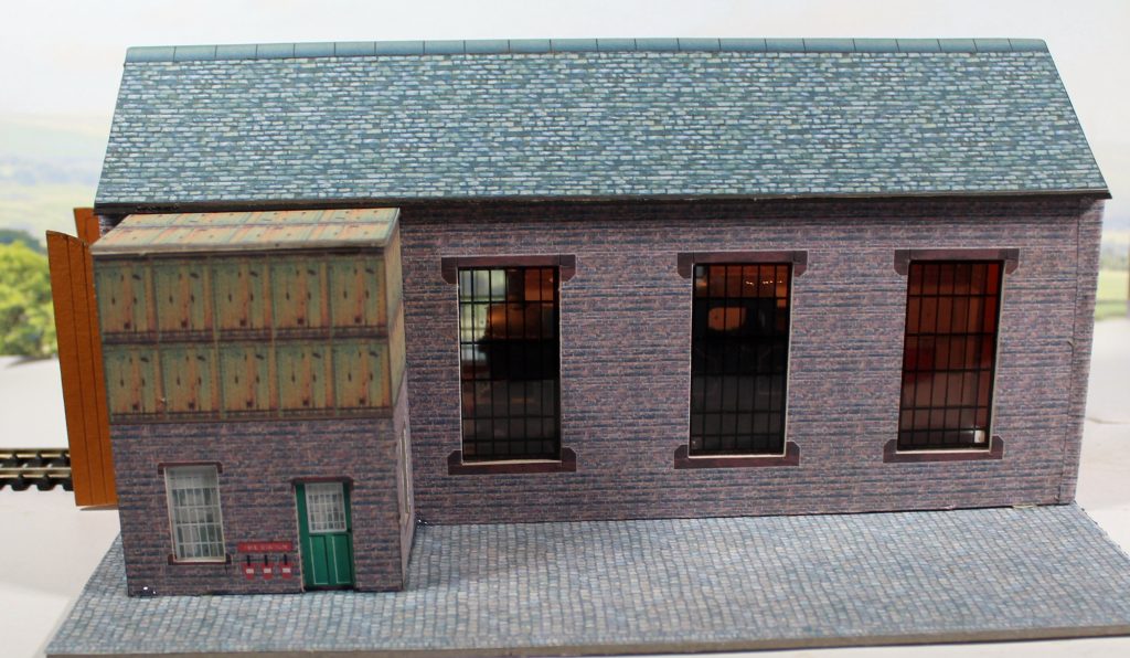 Illuminated, 00 scale Single Road engine shed, Lit, Ready Made Building ...