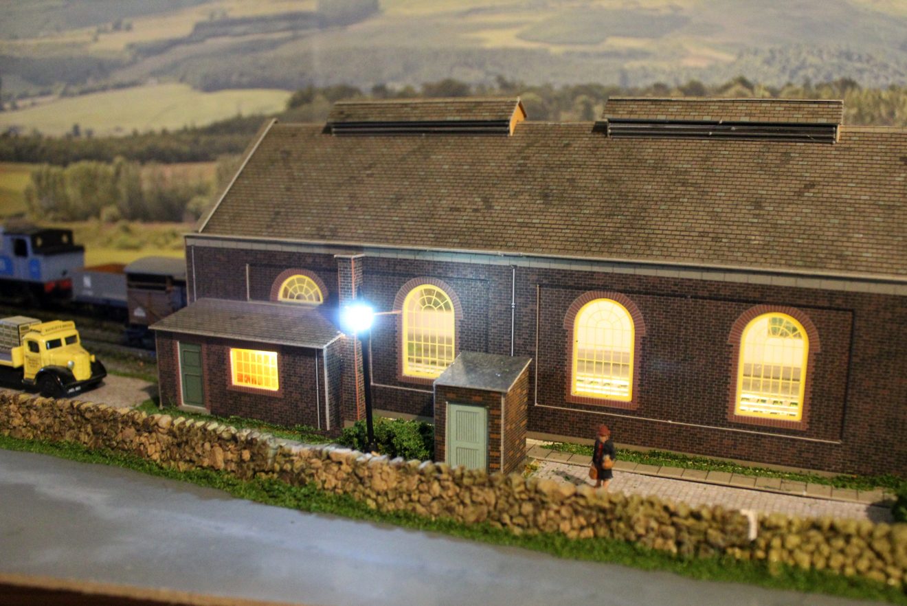 00 scale, Large Engine Shed Diorama with lights, 60 x 42 x 16cm ...