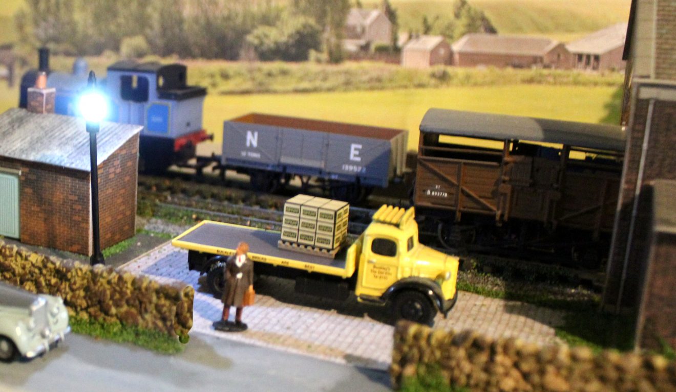 00 scale, Large Engine Shed Diorama with lights, 60 x 42 x 16cm ...