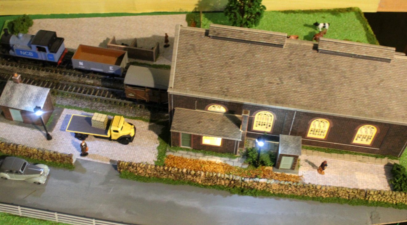 00 scale, Large Engine Shed Diorama with lights, 60 x 42 x 16cm ...