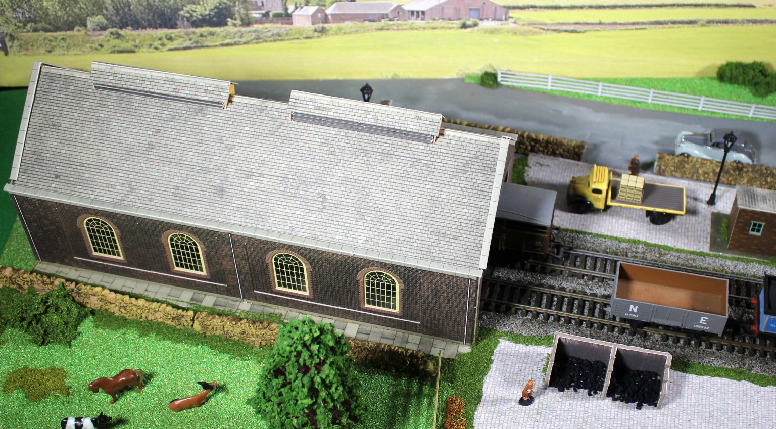 00 scale, Large Engine Shed Diorama with lights, 60 x 42 x 16cm ...