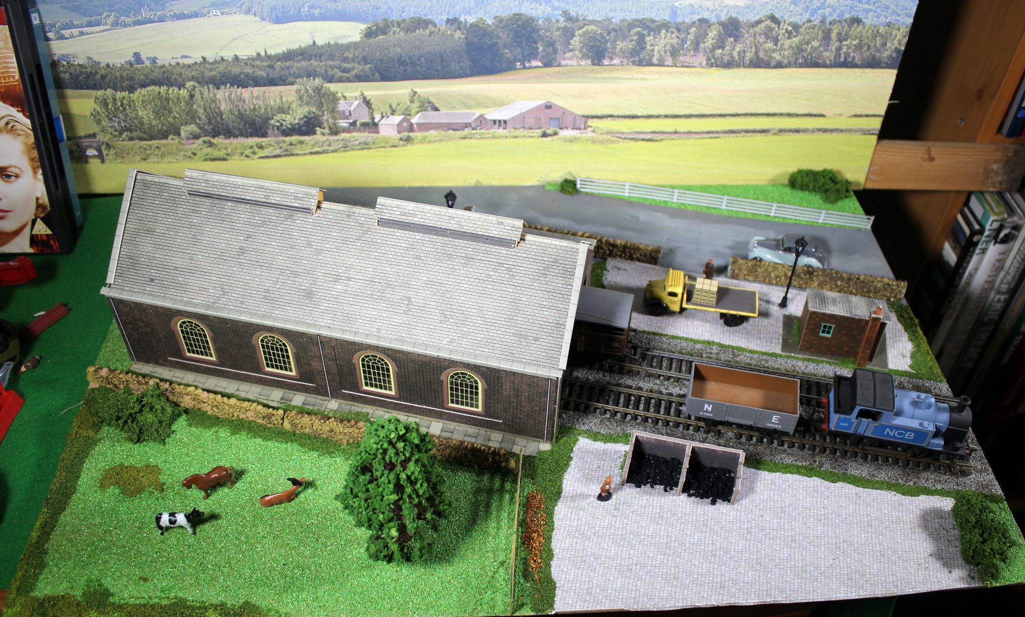 00 scale, Large Engine Shed Diorama with lights, 60 x 42 x 16cm ...